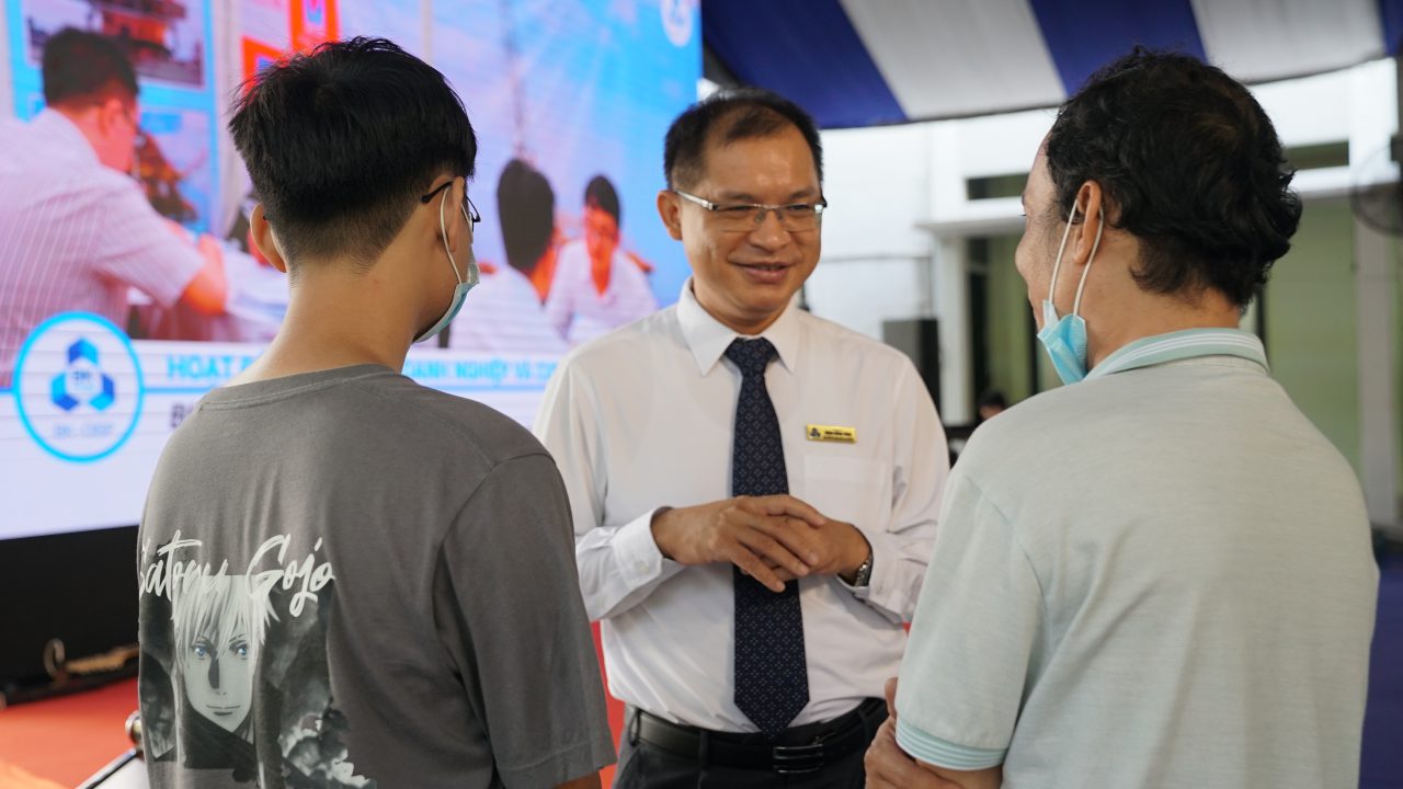 Over 400 highschoolers touring HCMUT campus