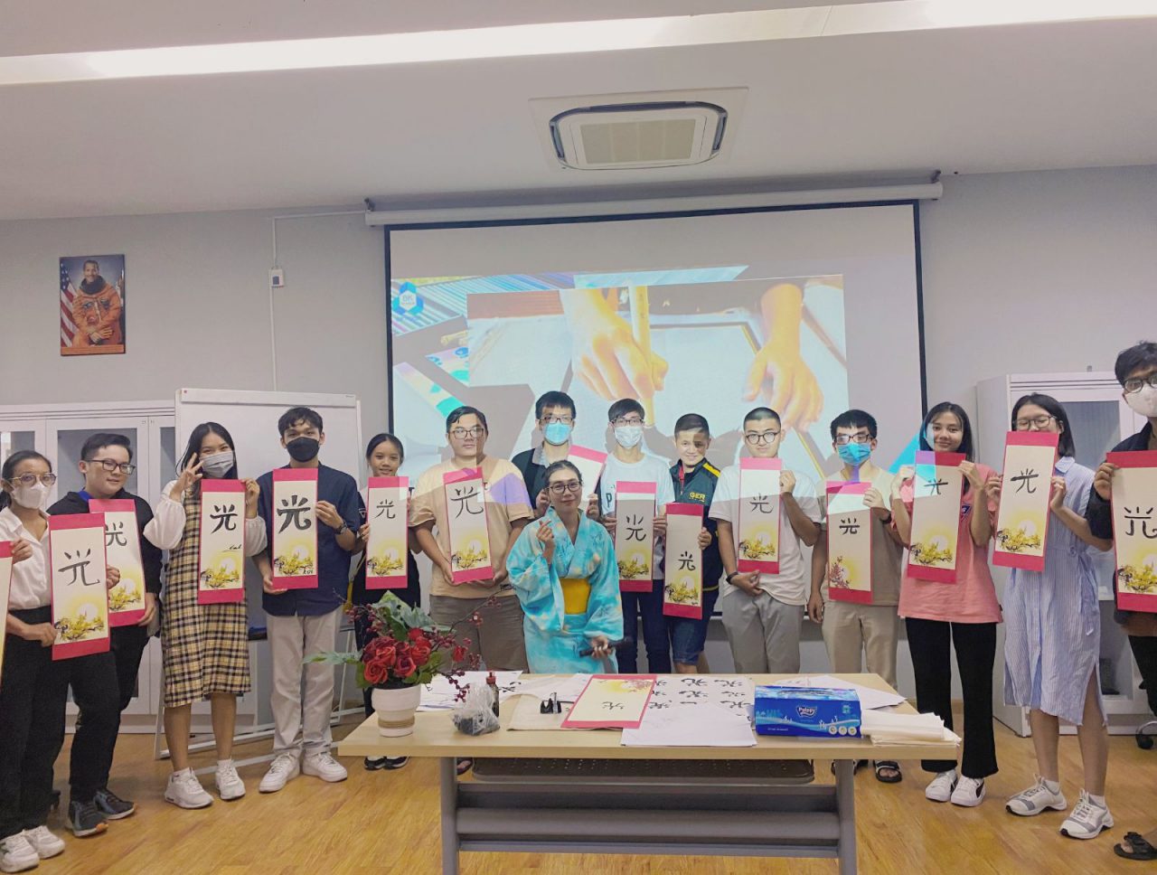 Over 400 highschoolers touring HCMUT campus