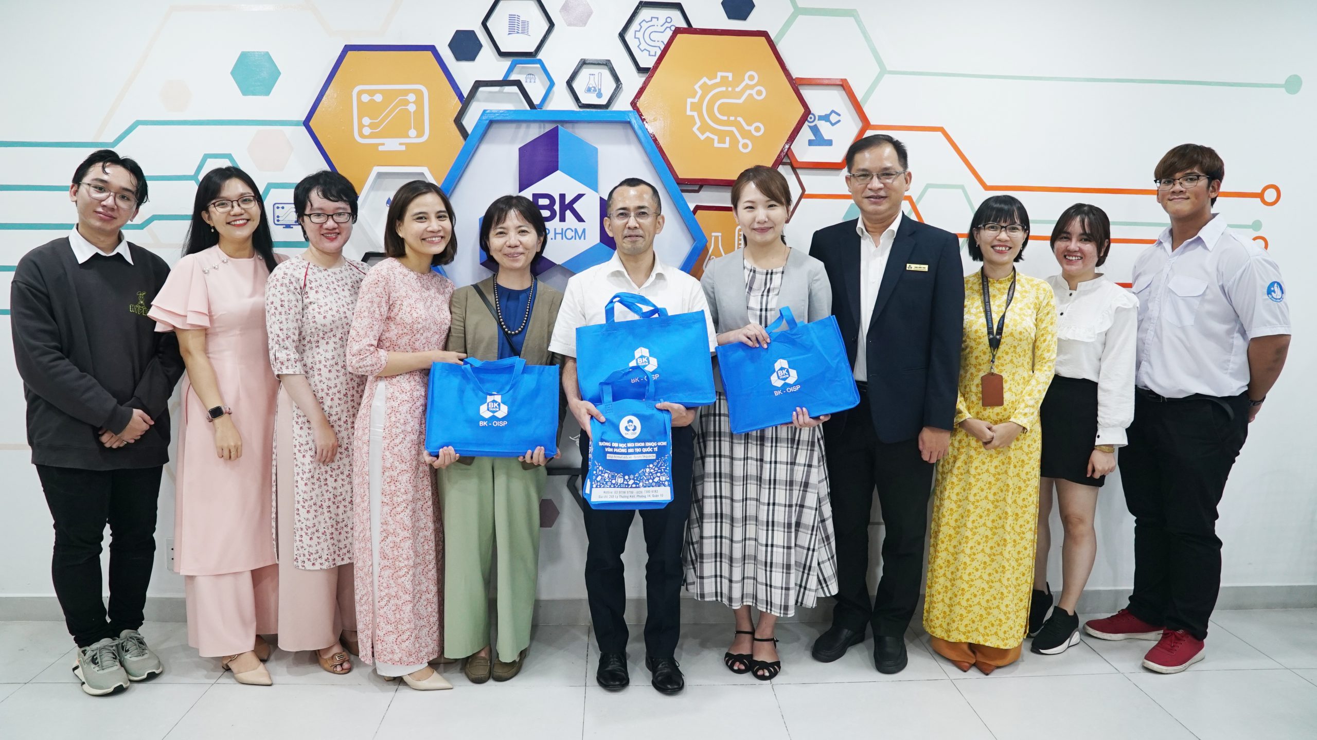 Quỹ Giao lưu Quốc tế Nhật Bản viếng thăm OISP | Trường Đại học Bách ...